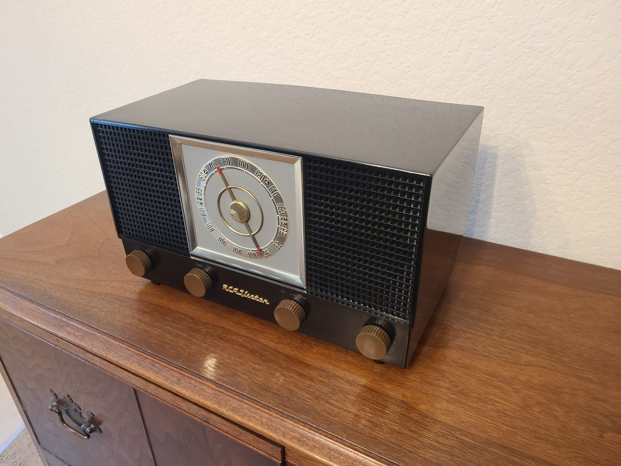 RCA Victor Bakelite Radio - Vintage Tube Electronics